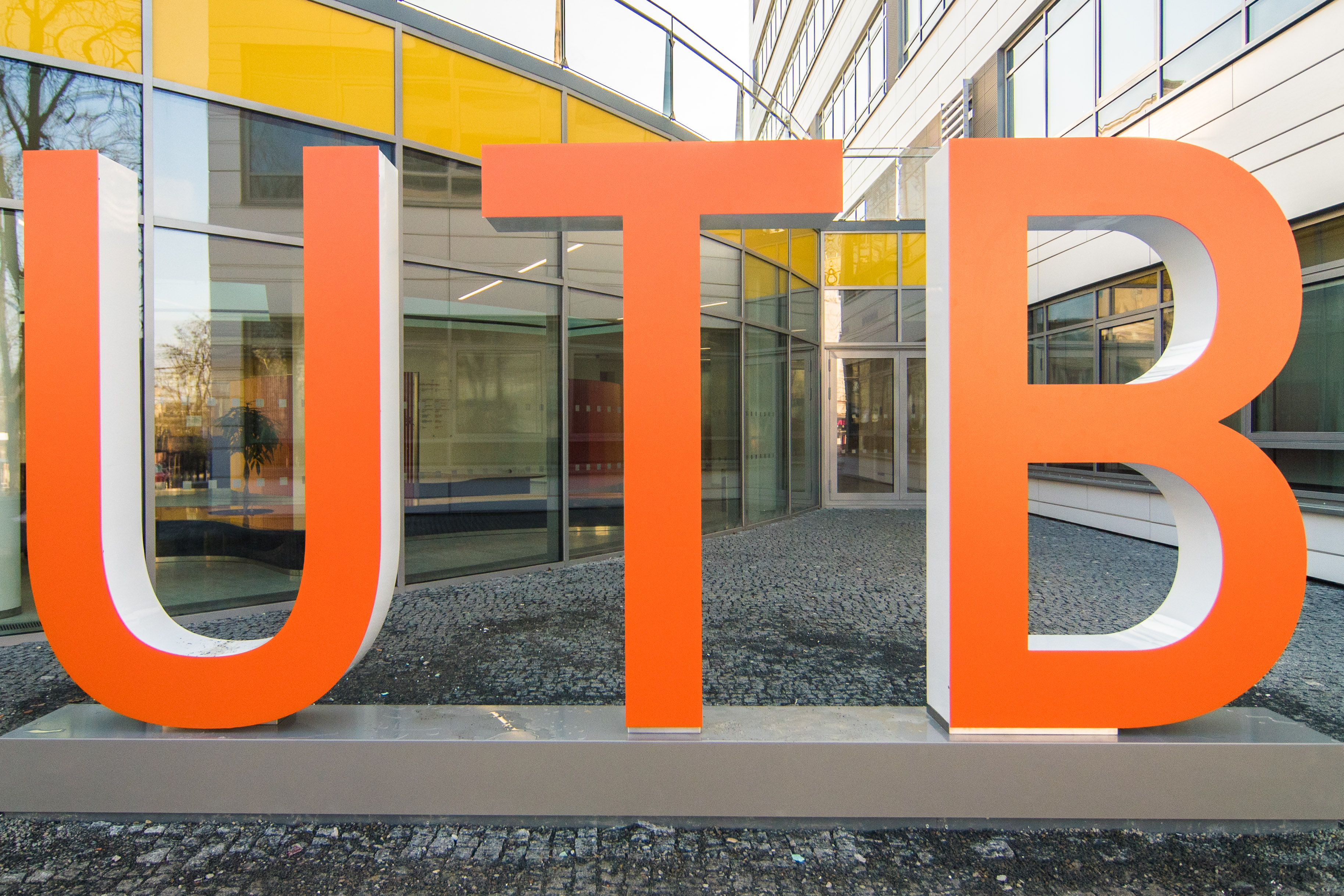 Výběrové řízení na obsazení míst ředitelů ústavů a center - Fakulta ...